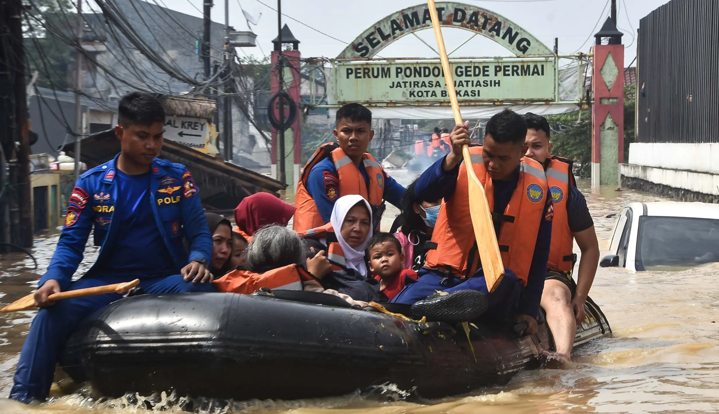 Bekasi Lumpuh, Banjir Rendam Permukiman hingga Perkantoran - Foto Liputan6.com