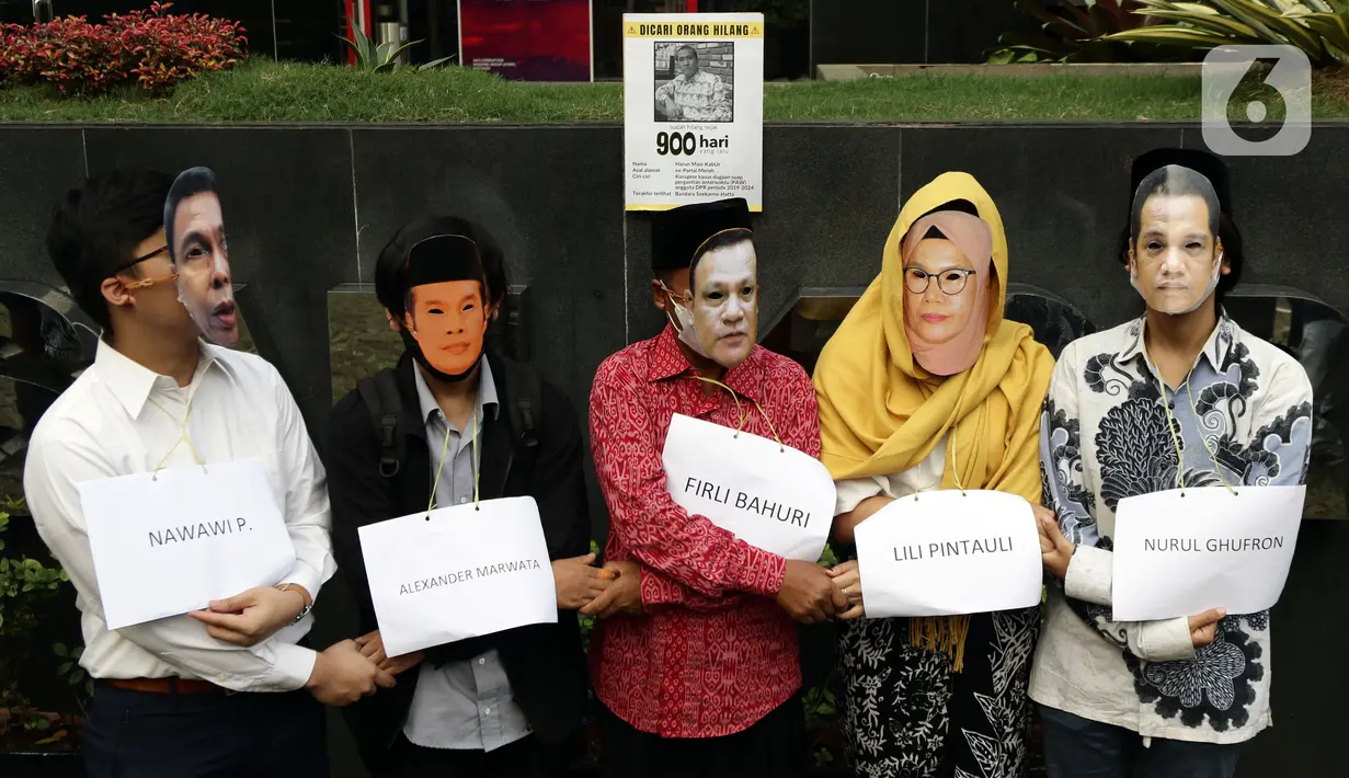 FOTO: Aksi 900 Hari Kaburnya Harun Masiku di Depan Gedung KPK - Foto ...