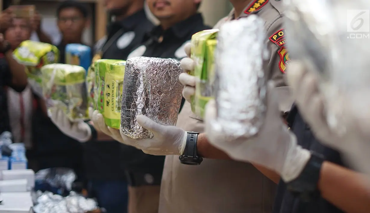 FOTO: Polda Metro Jaya dan Bea Cukai Ungkap Penyelundupan 45 Kg Sabu - Foto Liputan6.com