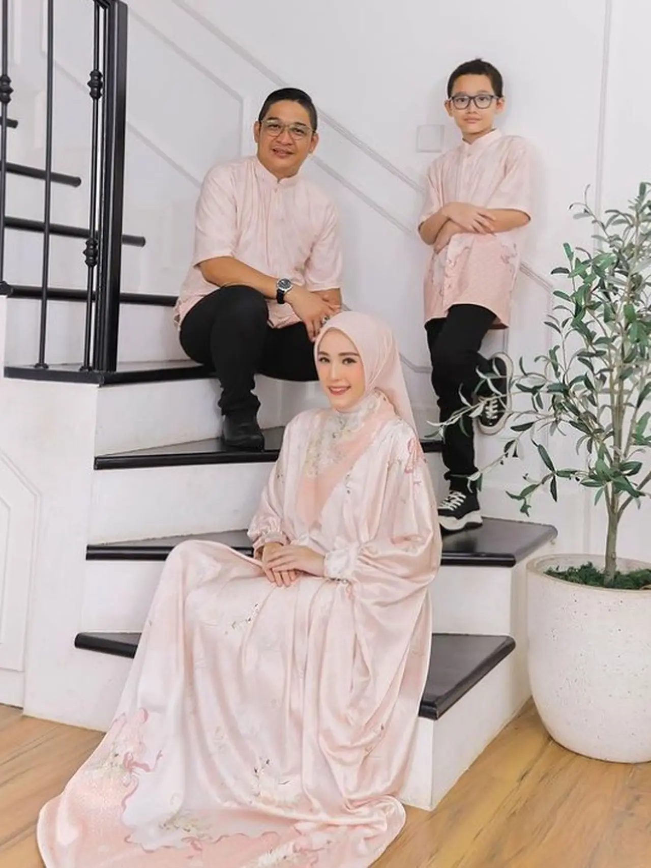 10 Potret Keluarga Pasha Ungu dan Adelia Wilhelmina yang Harmonis ...