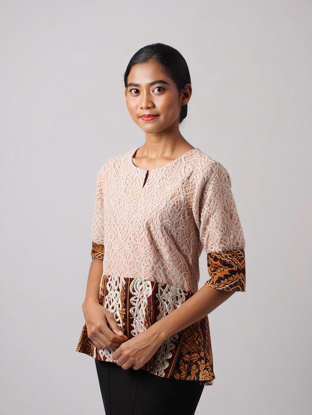 10 Model Blus Brokat Lengan Pendek untuk Semua Gaya dan Acara, Wajib ...