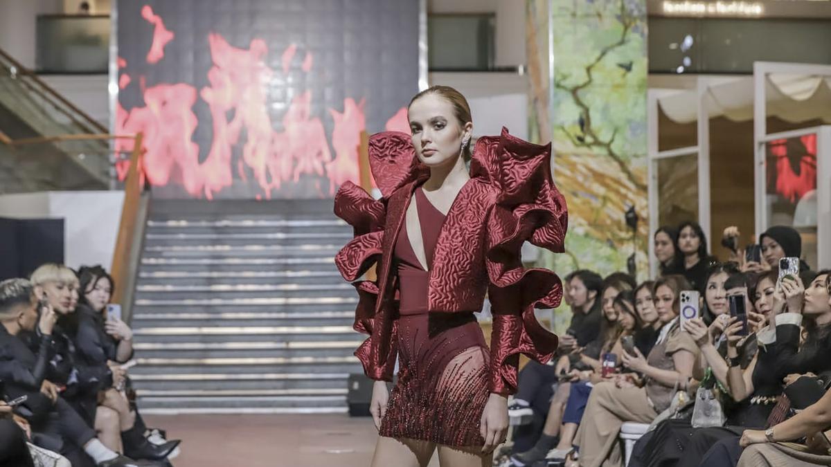 10 Koleksi Flames Rancangan Julianto Dipamerkan di Panggung Emerging ...