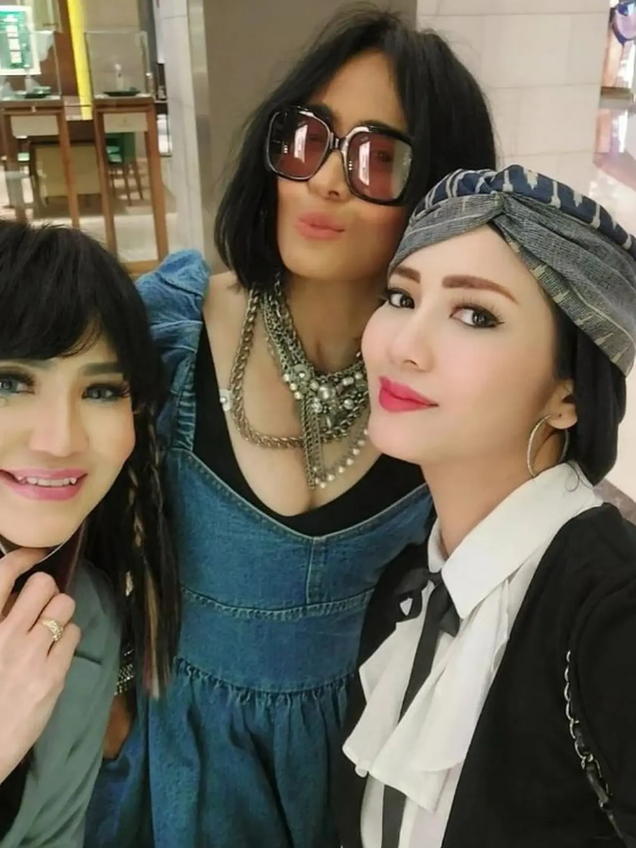 Gaya Atiek CB yang Tetap Cantik dan Asik di Usia 60 Tahun - Entertainment Fimela.com