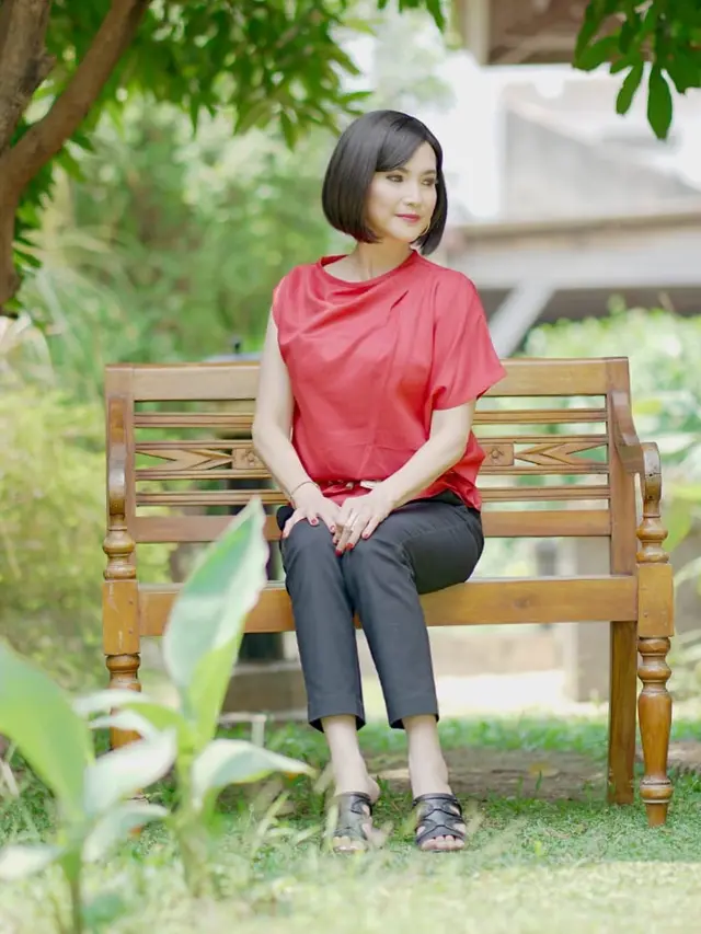 Berusia 49 Tahun, Ini 6 Potret Nunu Datau yang Awet Muda - Hot Liputan6.com