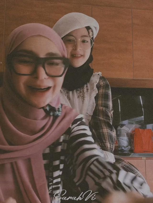 7 Potret Sarah Vi ‘Pesantren & Rock n' Roll’ dan Putrinya, Bak Pinang ...