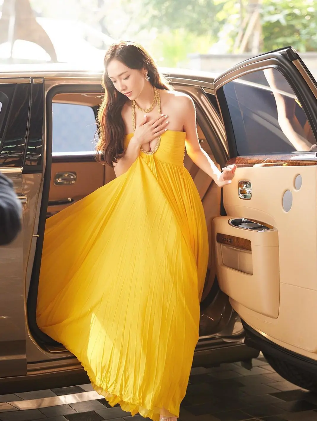 6 Pesona Princess Belle Jessica Jung dalam Gaun Kuning saat Berkunjung ...