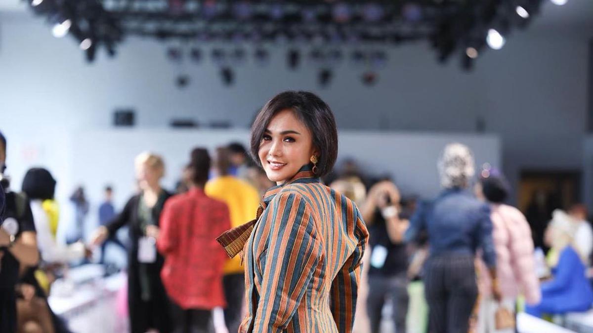 Yuni Shara Kenakan Lurik Saat Hadir di New York Fashion Week - Photo ...