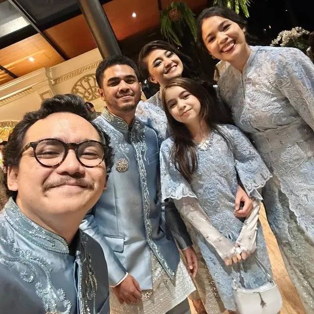 6 Potret Marshanda di Pernikahan Ibunda, Kompak dengan Adik-Adiknya ...