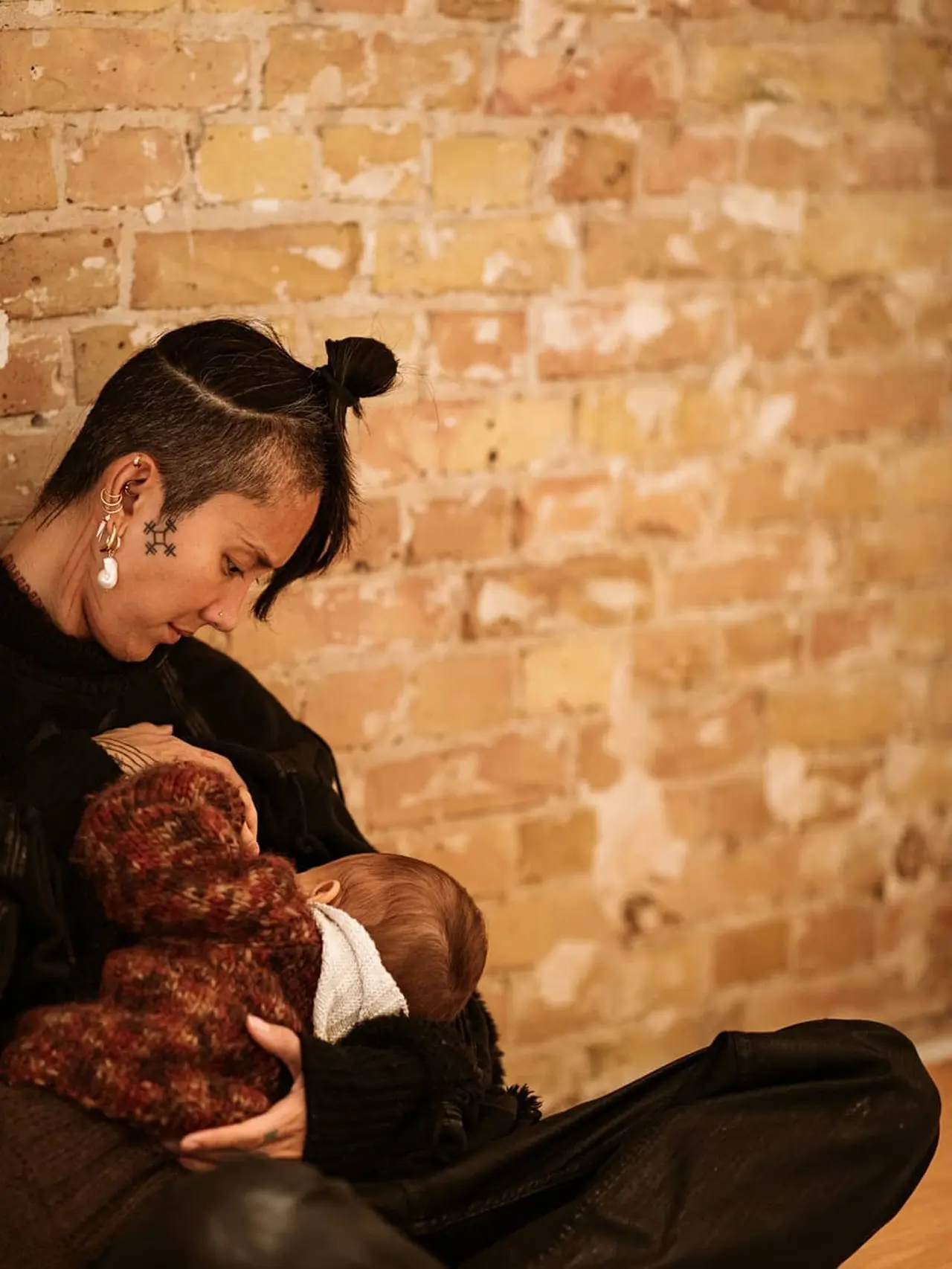 7 Potret Fahrani Asuh Anak, Gaya Nyentriknya Curi Perhatian - Hot ...