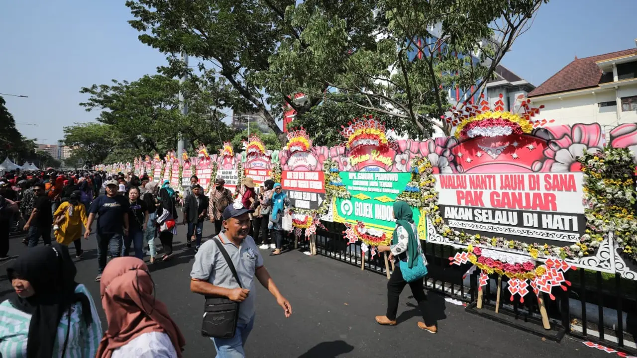Karangan Bunga Berjejer di Kantor Gubernur, Ribuan Warga Iringi ...