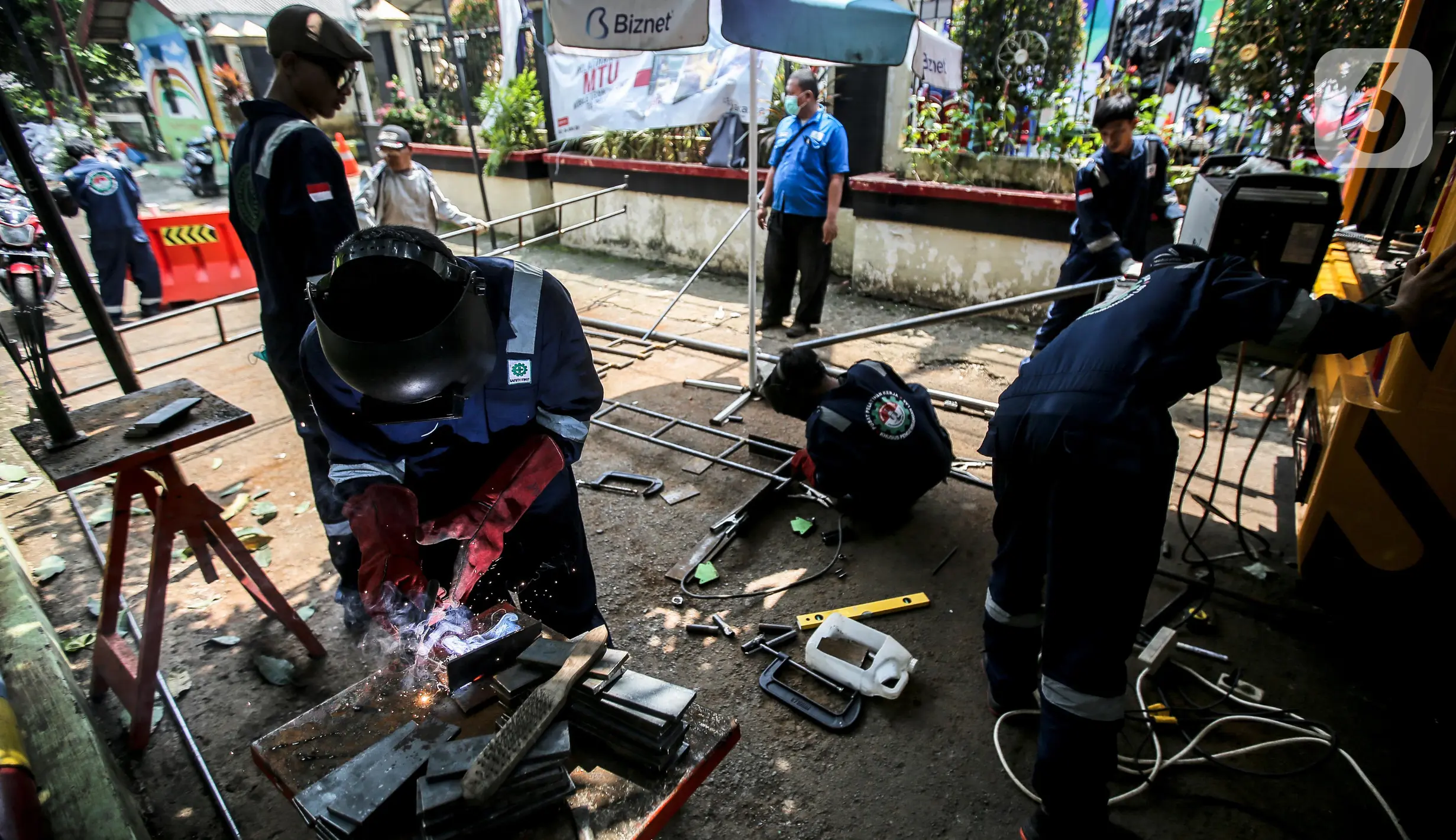 Pelatihan Teknik Las di Kantor Kelurahan Pancoran Jakarta - Foto ...