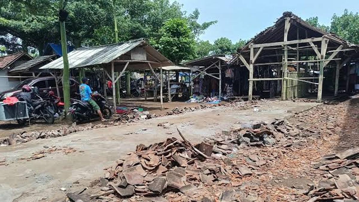 Lapak Dagangan Tiba-tiba Ambruk, Tiga Pedagang Menderita Luka di ...