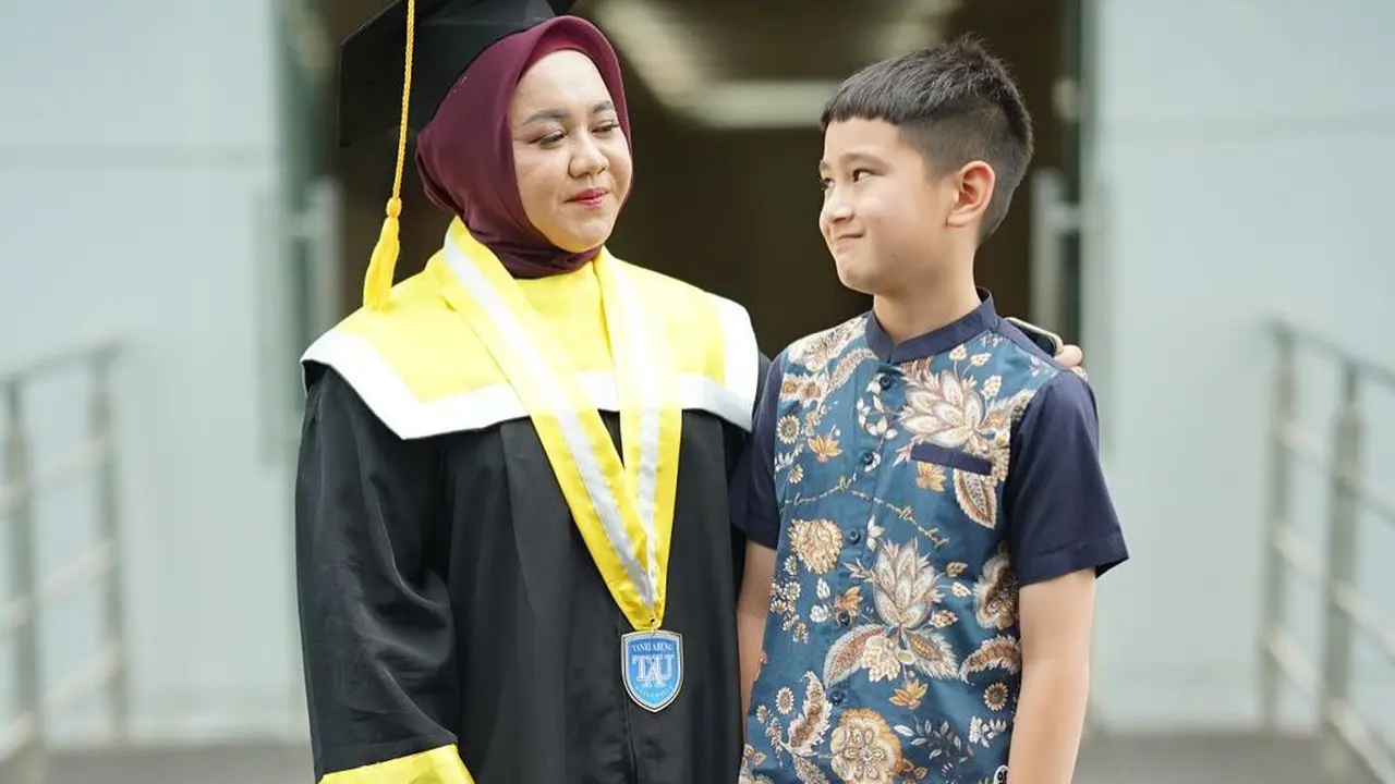7 Potret Wisuda S1 Mbak Lala Pengasuh Rafathar, Disebut Bakal Naik Gaji - Hot Liputan6.com