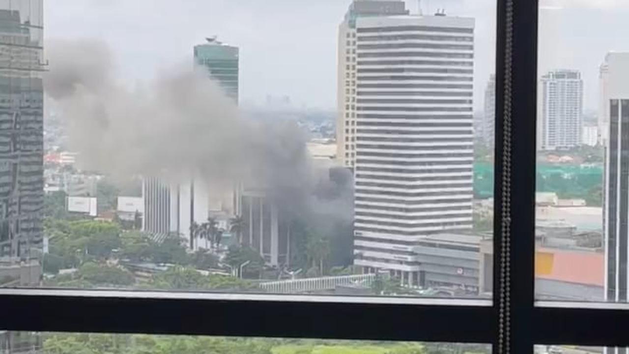 Asap Terlihat Membumbung Tinggi di Sekitar Bank Panin Jalan Sudirman ...
