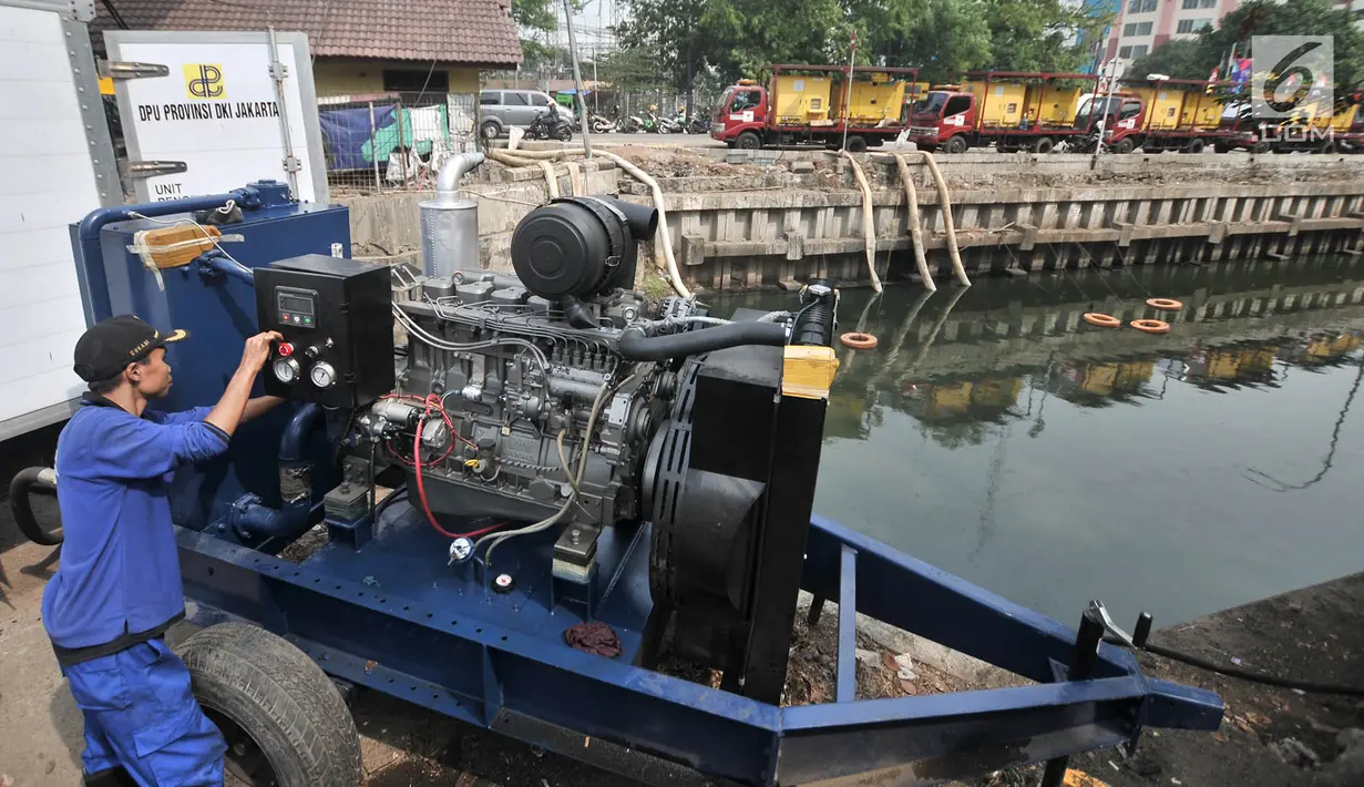 FOTO: Upaya Pemprov DKI Jakarta Hilangkan Bau di Kali Item - Foto ...