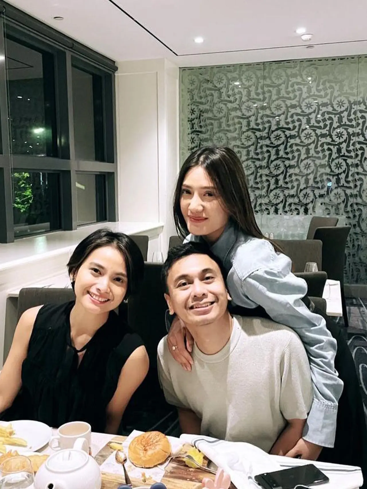 7 Potret Raditya Dika Ajak Keluarga Berlibur Ke Australia, Nostalgia Masa Kuliah - Hot Liputan6.com