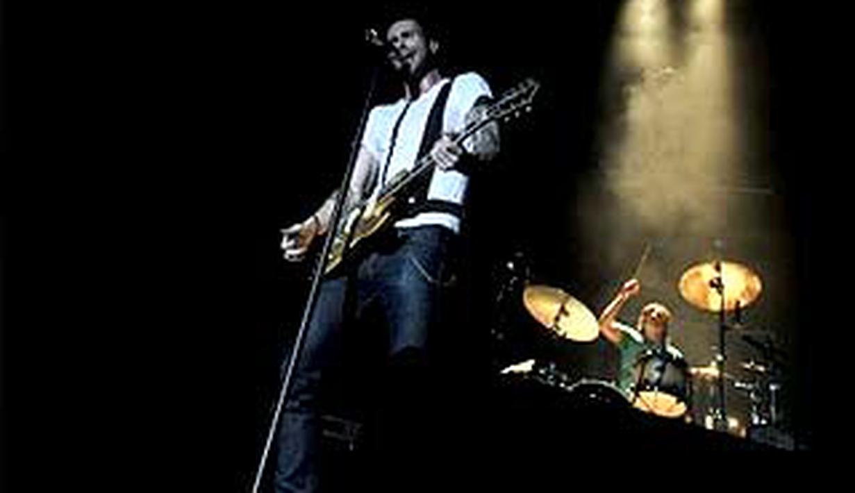 Vokalis Maroon 5 Adam Levine dan drummer Matt Flynn beraksi di atas ...