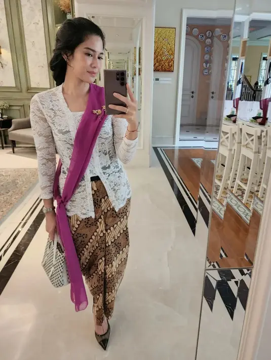 Cantik Banget, Gaya Dian Sastrowardoyo Kenakan Kebaya untuk Dukung Gerakan ke UNESCO - Foto ...