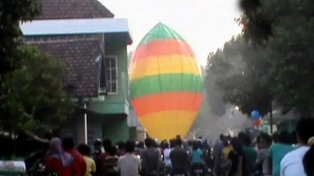 Tandai Lebaran Ketupat, 100 Balon Raksasa Diterbangkan - News Liputan6.com