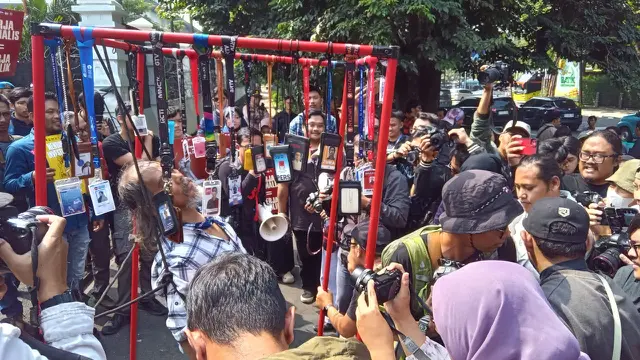 Jalan Mundur Kebebasan Pers, Jurnalis di Bandung Gelar Aksi Tolak RUU ...