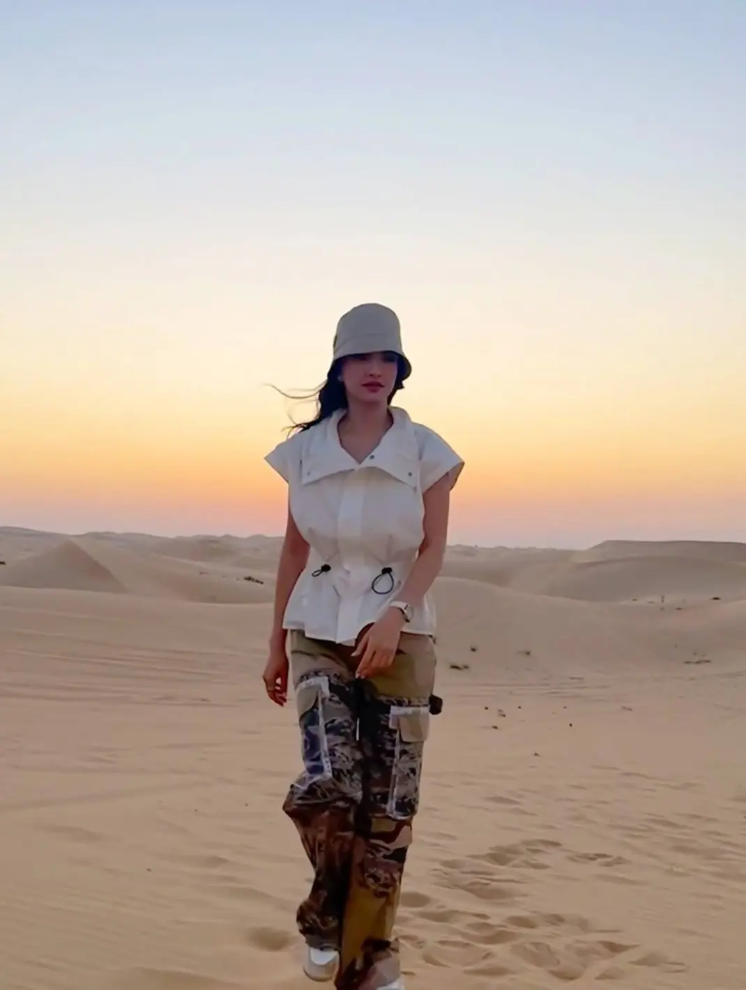 Seru Main di Gurun Pasir, Ini Momen Liburan Raline Shah saat di Abu ...