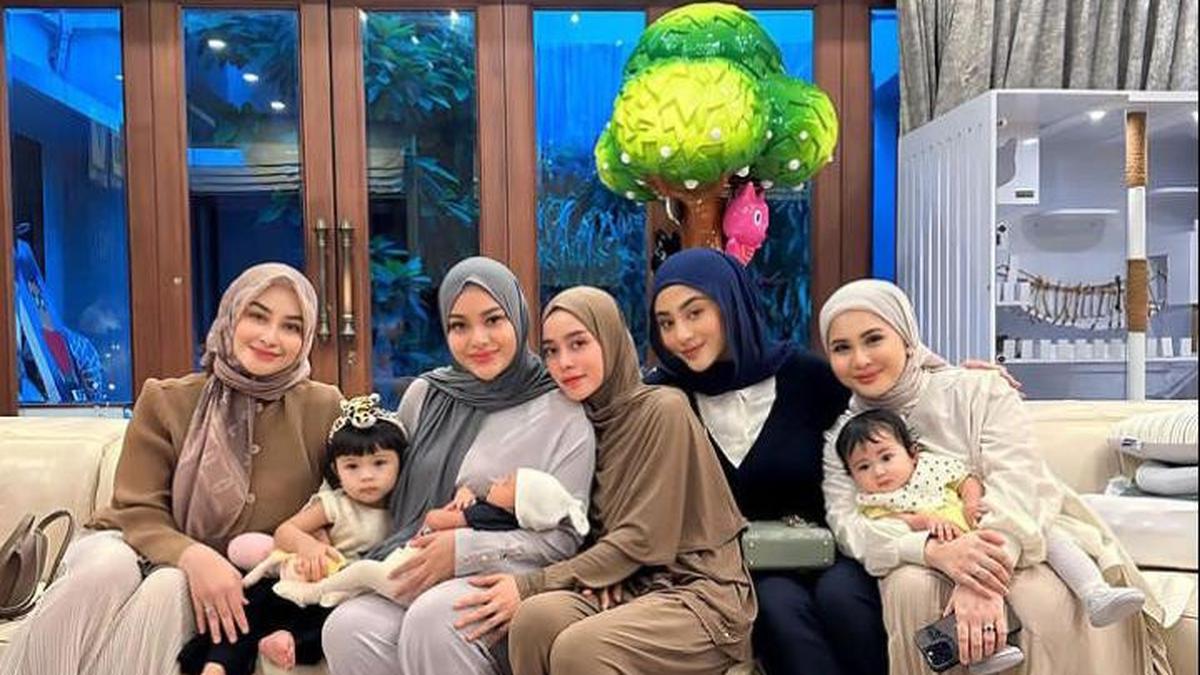 Potret Leslar Family dan Geng Mamayu Saat Jenguk Baby Azura - Citizen6 ...