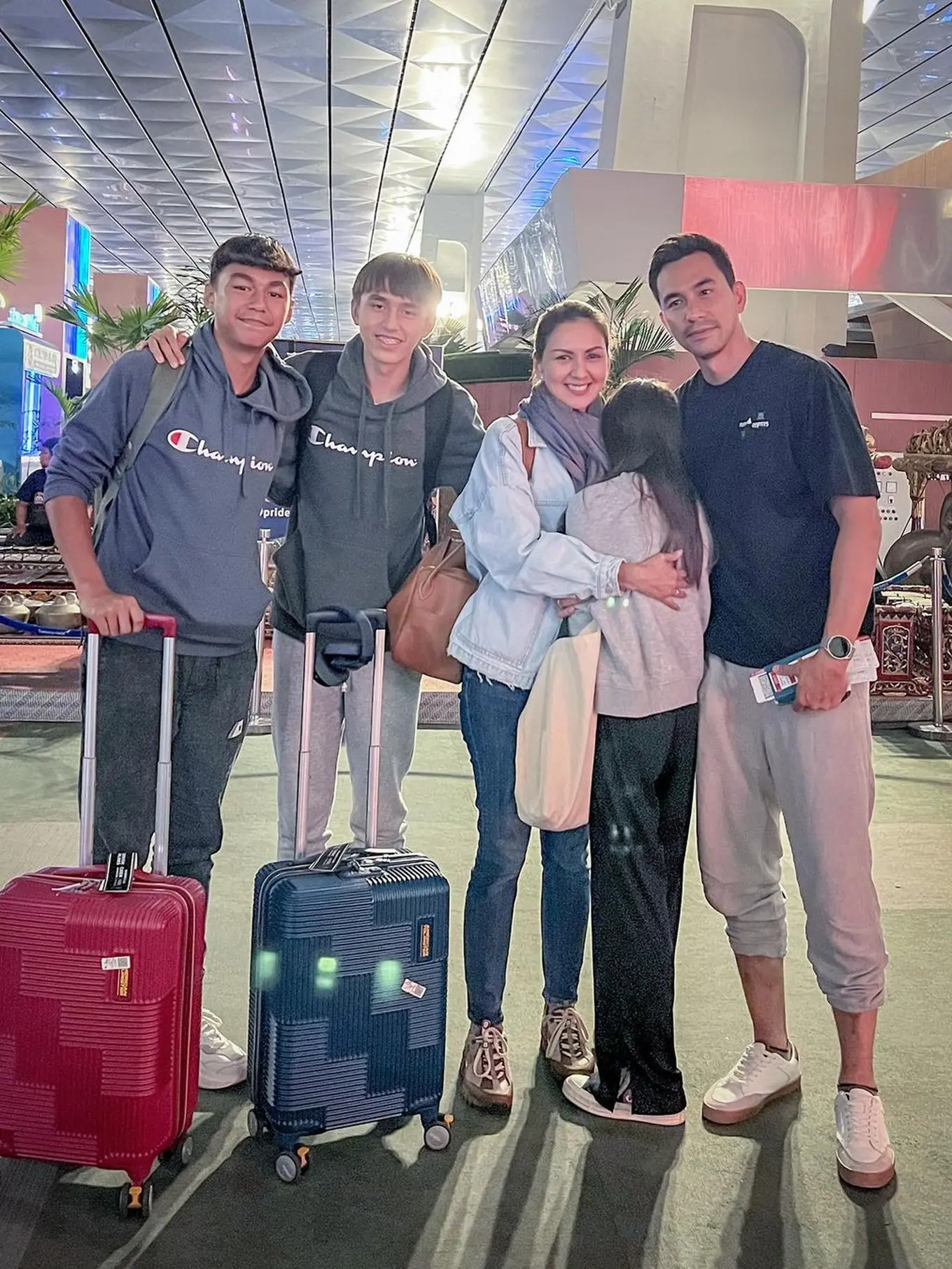 Diapit 2 Anak Lelakinya, Donna Agnesia yang Tingginya 170 cm Terlihat ...