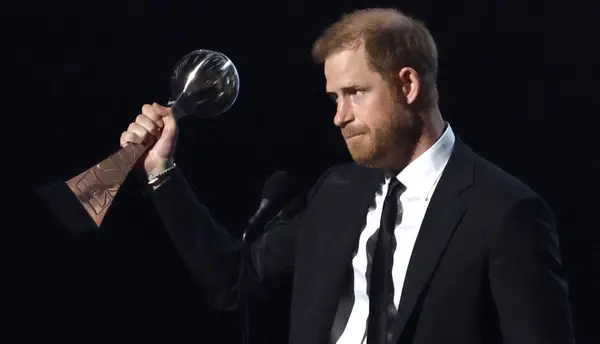 Sosok Inspiratif, Dea Valencia Pengusaha Muda Pemilik Batik Kultur ...