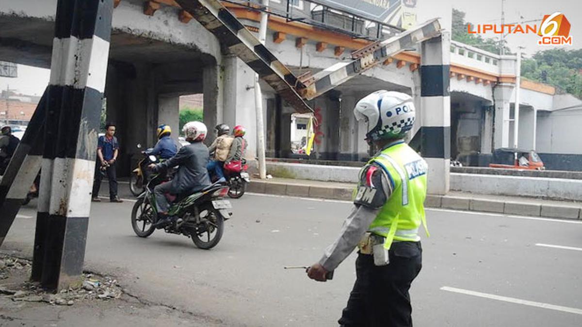Bahaya! Portal Besi Setinggi 4 Meter Menjuntai di Jalan Matraman