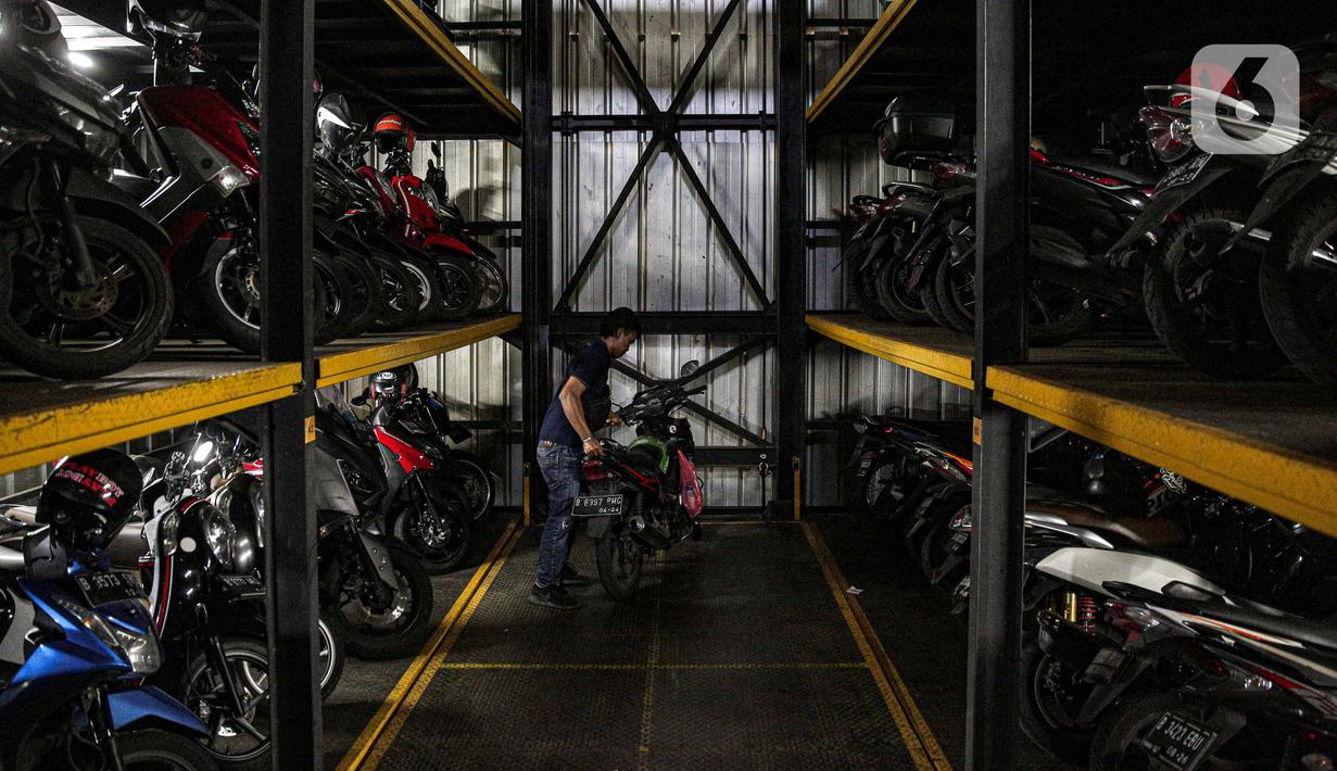 FOTO: Inovasi Baru Parkir Sepeda Motor Vertikal di Ibu Kota - Foto ...