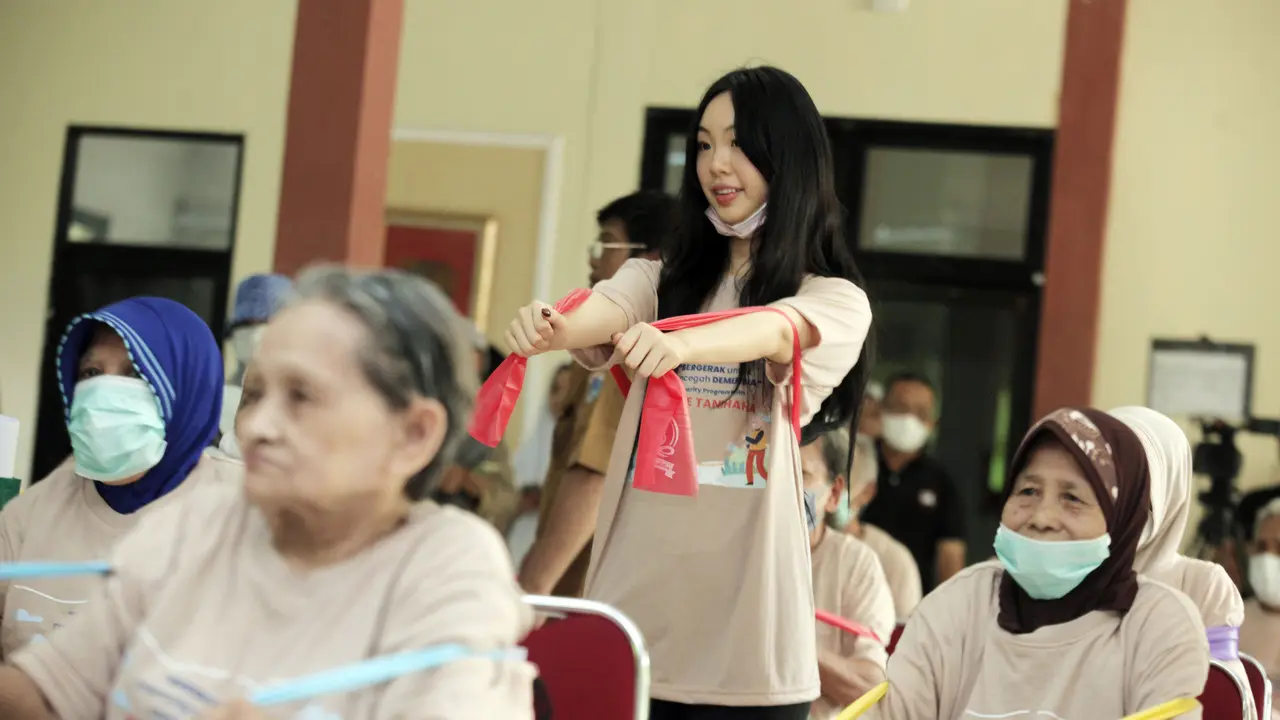 Irene Tanihaha Peraih MURI Sumbang Lagu dan Ajak Warga Binaan Sosial Panti Tresna Werdha Budi ...