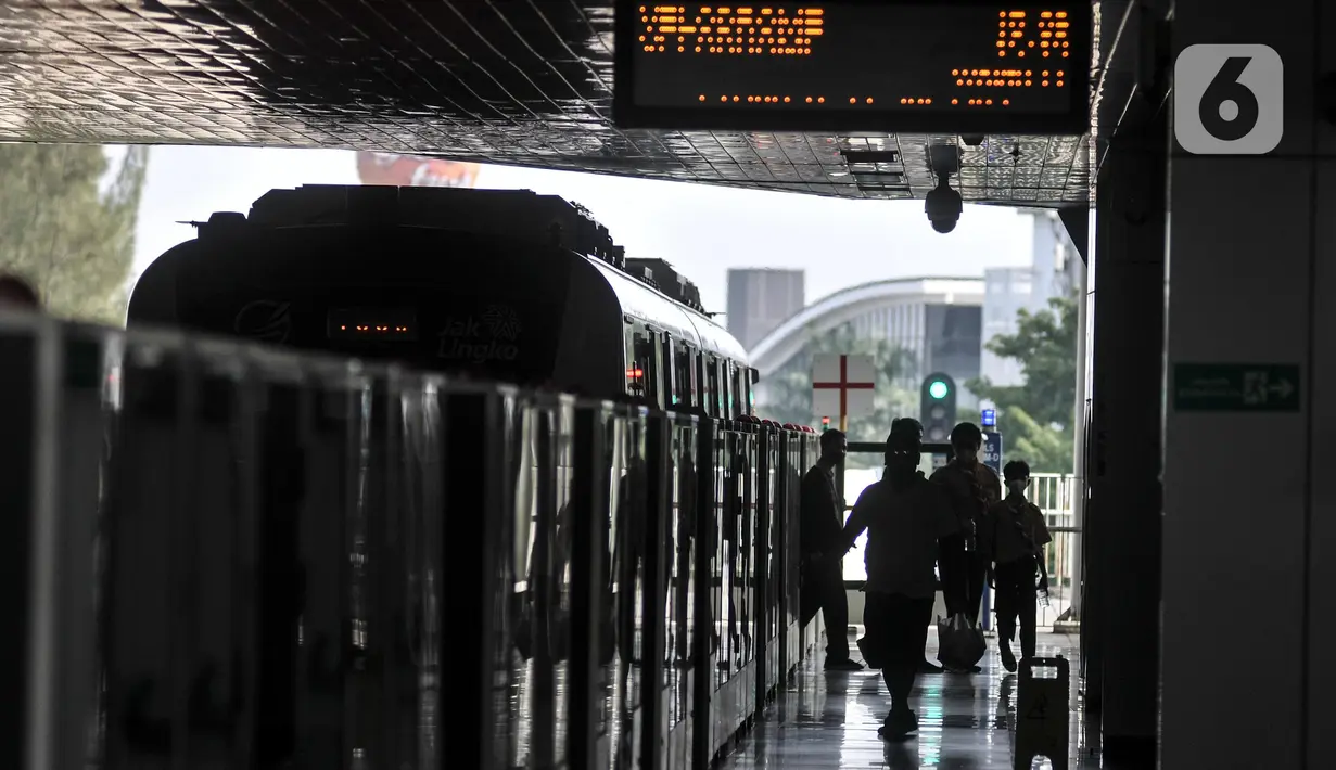 FOTO: Antusiasme Warga Naik LRT Gratis di Ulang Tahun Jakarta - Foto ...