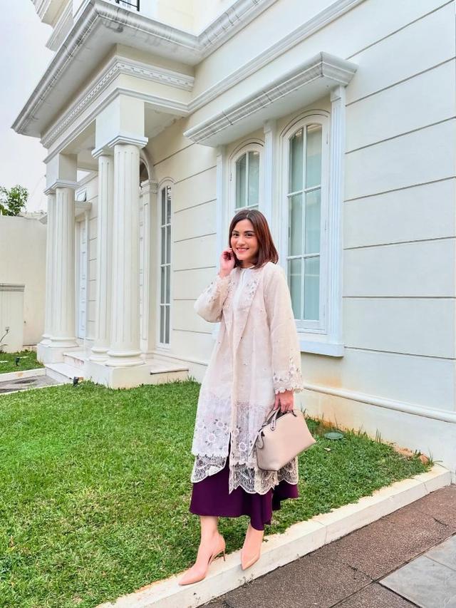 Potret Samanta Elsener Adik Darius Sinathrya dengan Busana Putih, Curi ...
