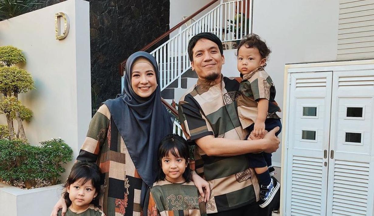 15+ Model Baju Lebaran Keluarga Seleb dari Andhika-Ussy Sampai Anang ...