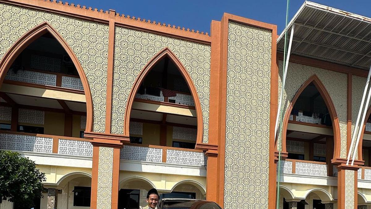 Potret Wisuda Gus Bima Anak Pendakwah Anwar Zahid, Calon Penerus sang Ayah