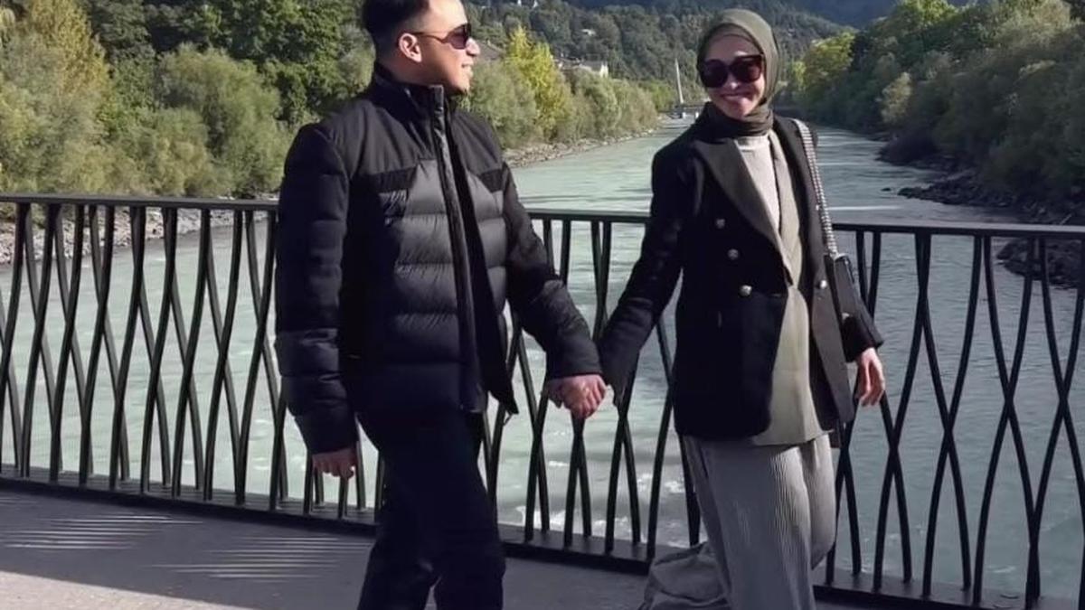 8 Potret Mesra Poppy Bunga Bareng Suami, Selalu Bergandengan Tangan ...