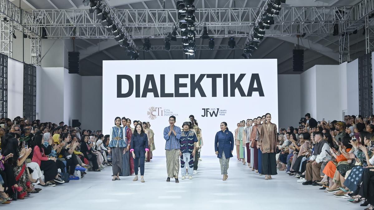 Dialektika, Eksplorasi Tenun Nusantara di Jakarta Fashion Week 2025