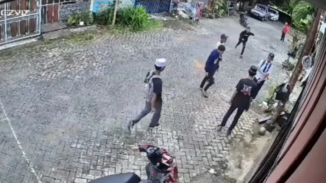 Viral Video Bocah SMP di Makassar Dikeroyok 5 Orang, Ditendang hingga ...