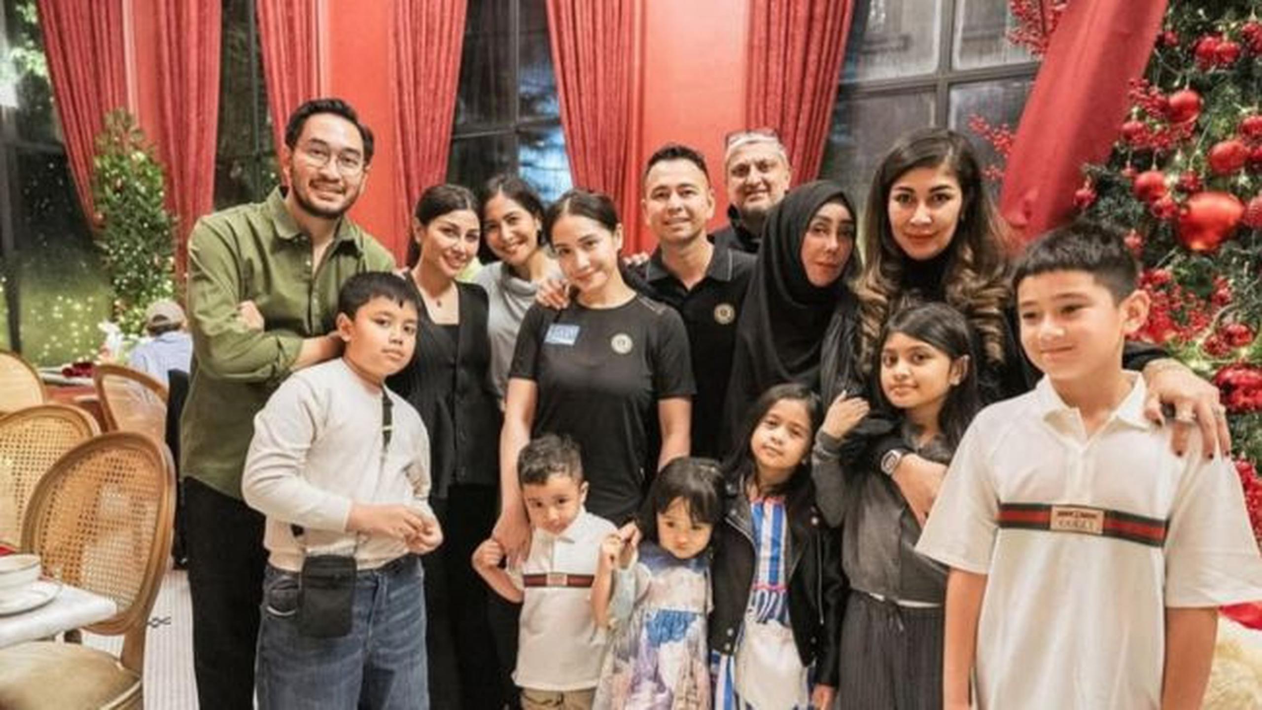 7 Potret Meriahnya Ulang Tahun Mama Amy, Raffi Ahmad dan Keluarga Besar ...