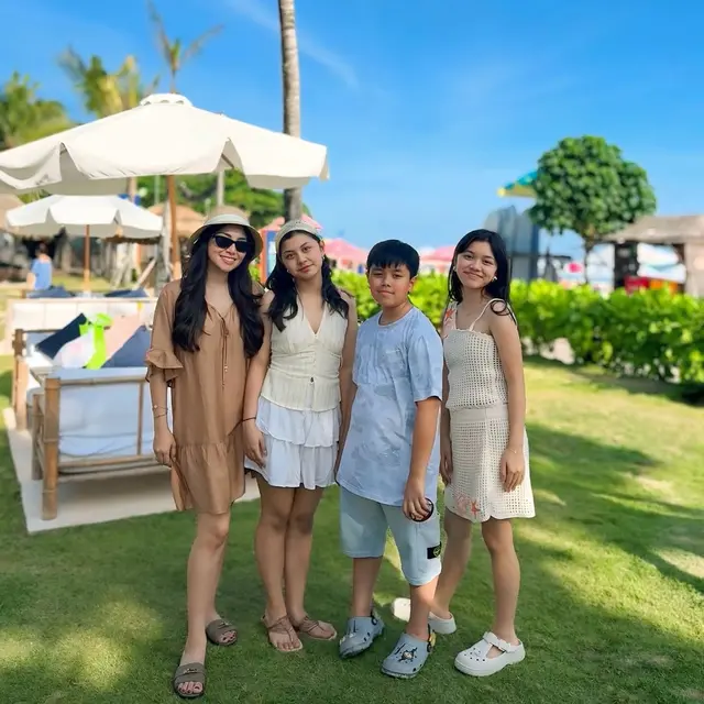Gaya Nisya Ahmad saat Liburan di Pantai Bareng Keluarga, Inspirasi Outfit Piknik yang Nyaman ...