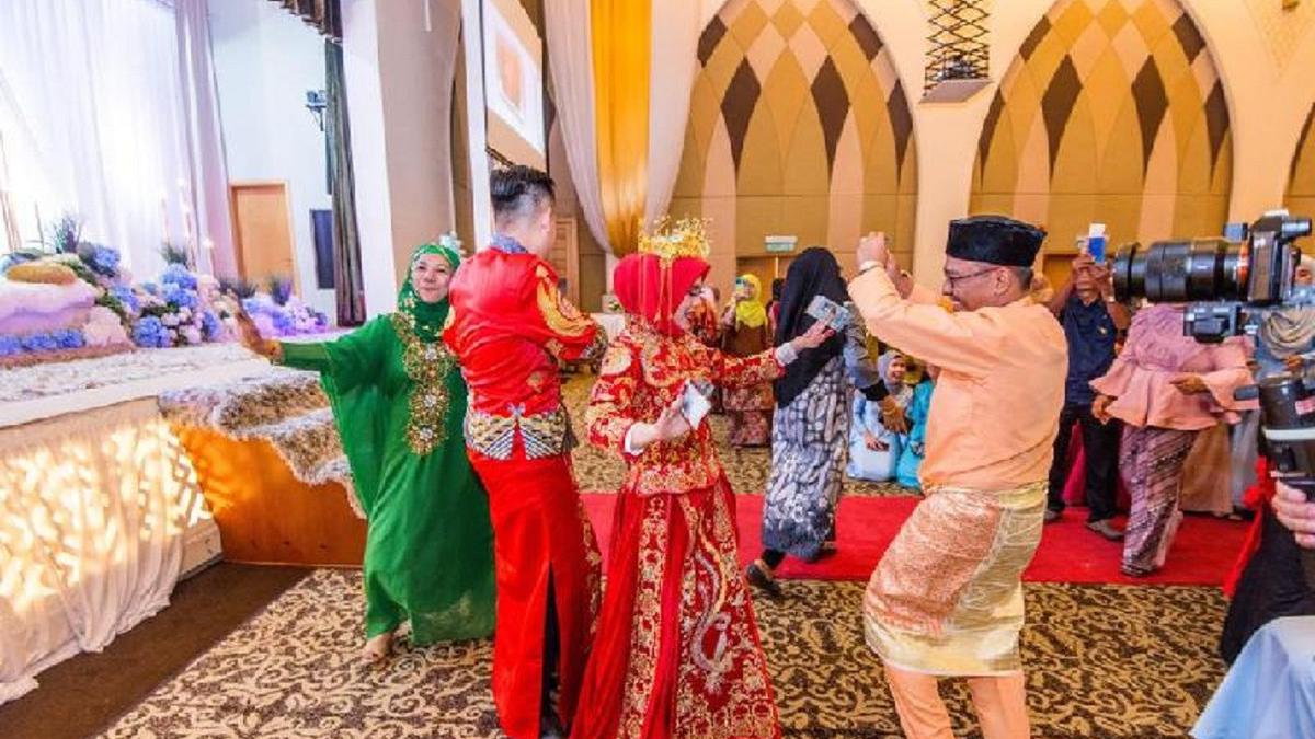 Perpaduan Budaya, Pengantin Muslim di Malaysia Gunakan Gaun Bercorak ...