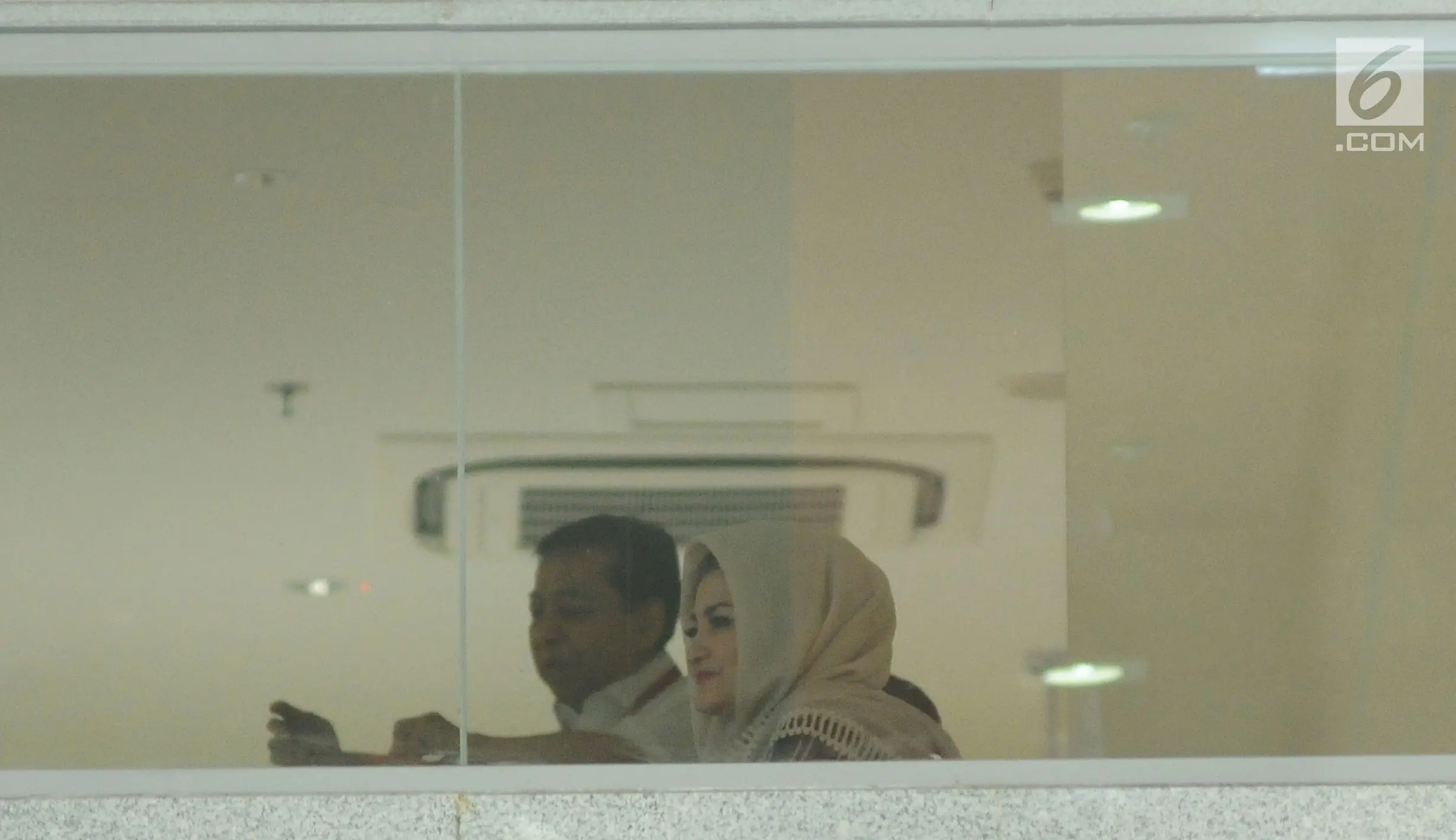 FOTO: Usai Diperiksa KPK, Deisti Astriani Tagor dan Setya Novanto Terlihat Bersama - Foto ...