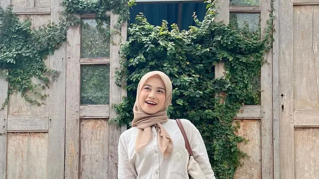 5 OOTD Casual Hijab Amelia Andani yang Modis dan Kekinian - Fashion Fimela.com