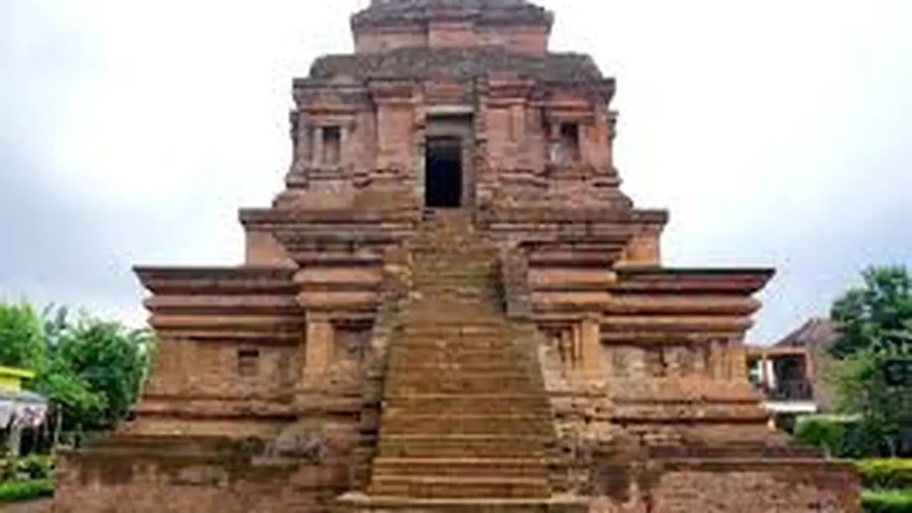 5 Candi di Pasuruan Bersejarah, Indah di Kaki Gunung - Surabaya ...