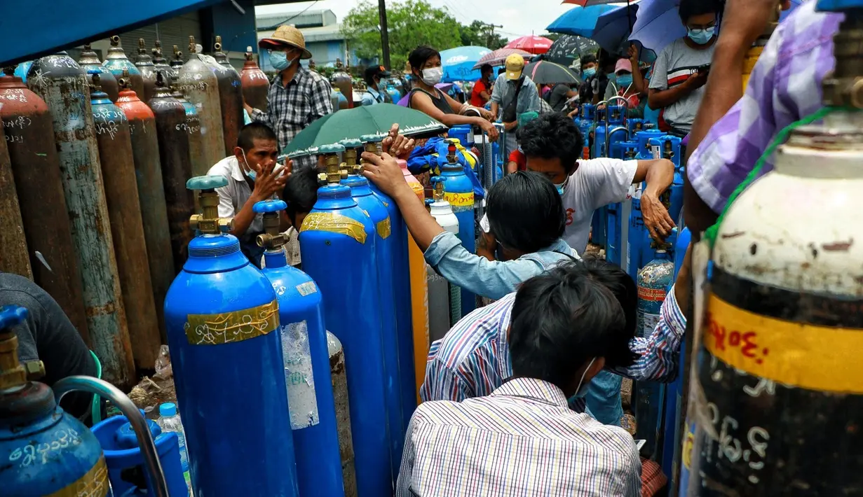 FOTO: Kasus COVID-19 Melonjak, Warga Myanmar Antre Isi Ulang Oksigen ...
