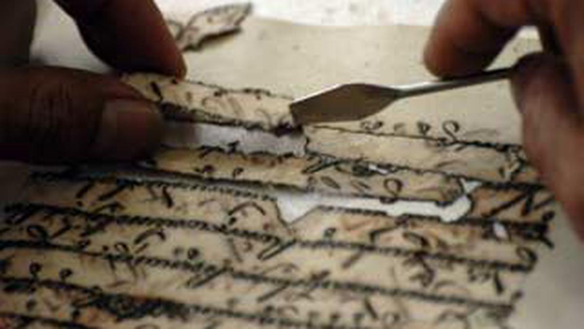 Proses penyambungan naskah kuno yang telah rusak saat konservasi dan ...