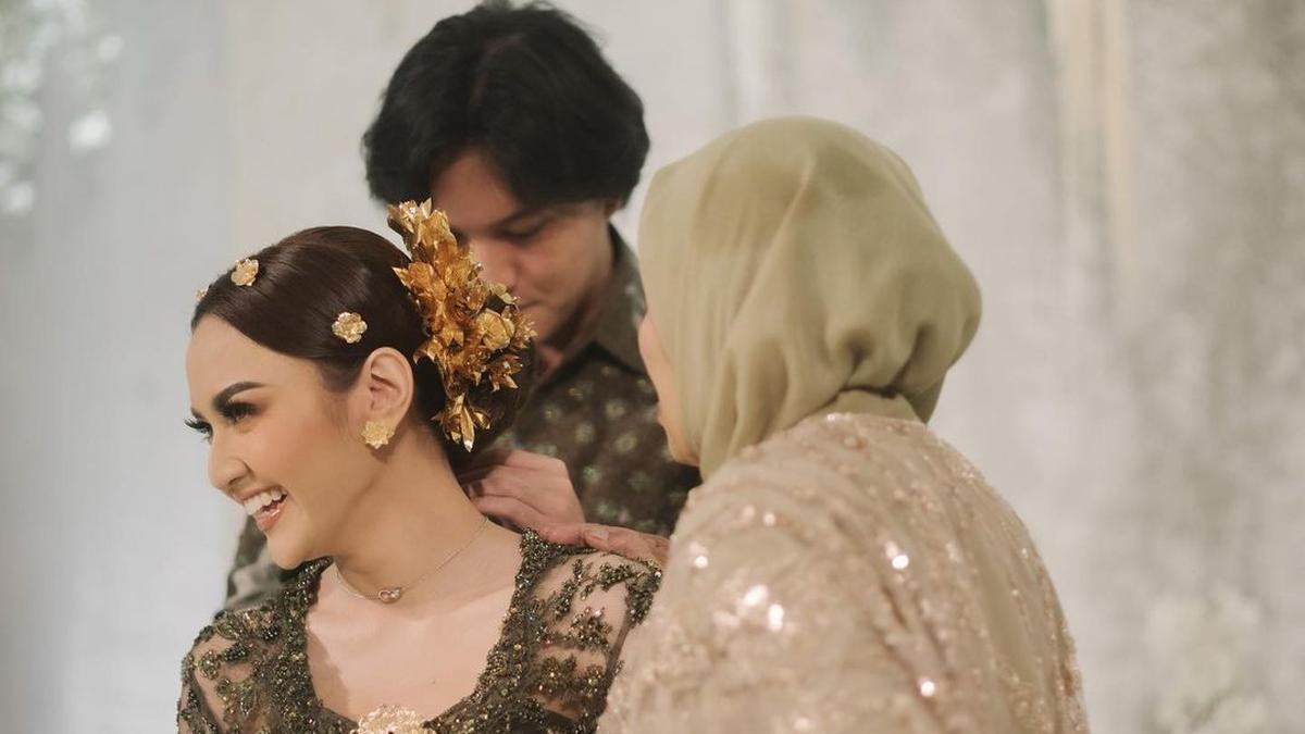 8 Detail Penampilan Mahalini di Acara Lamarannya dengan Rizky Febian ...