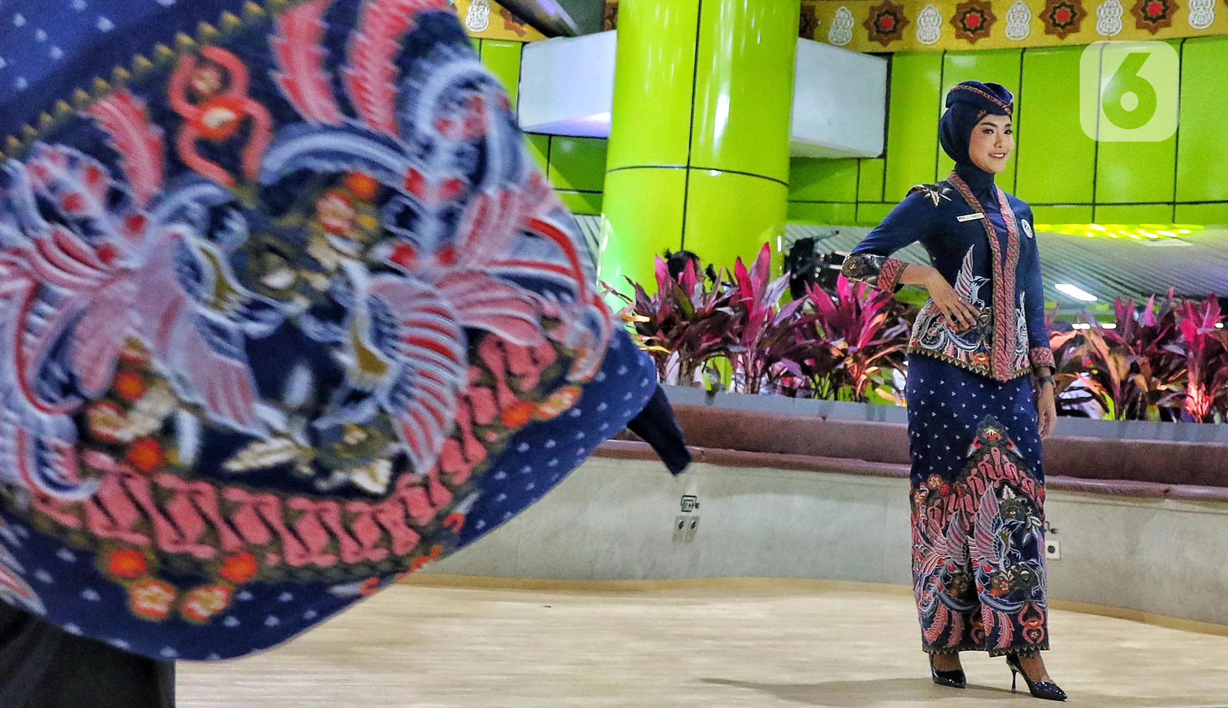 Seragam Baru Petugas Front Liner PT KAI Sambut Perayaan Nataru - Foto ...