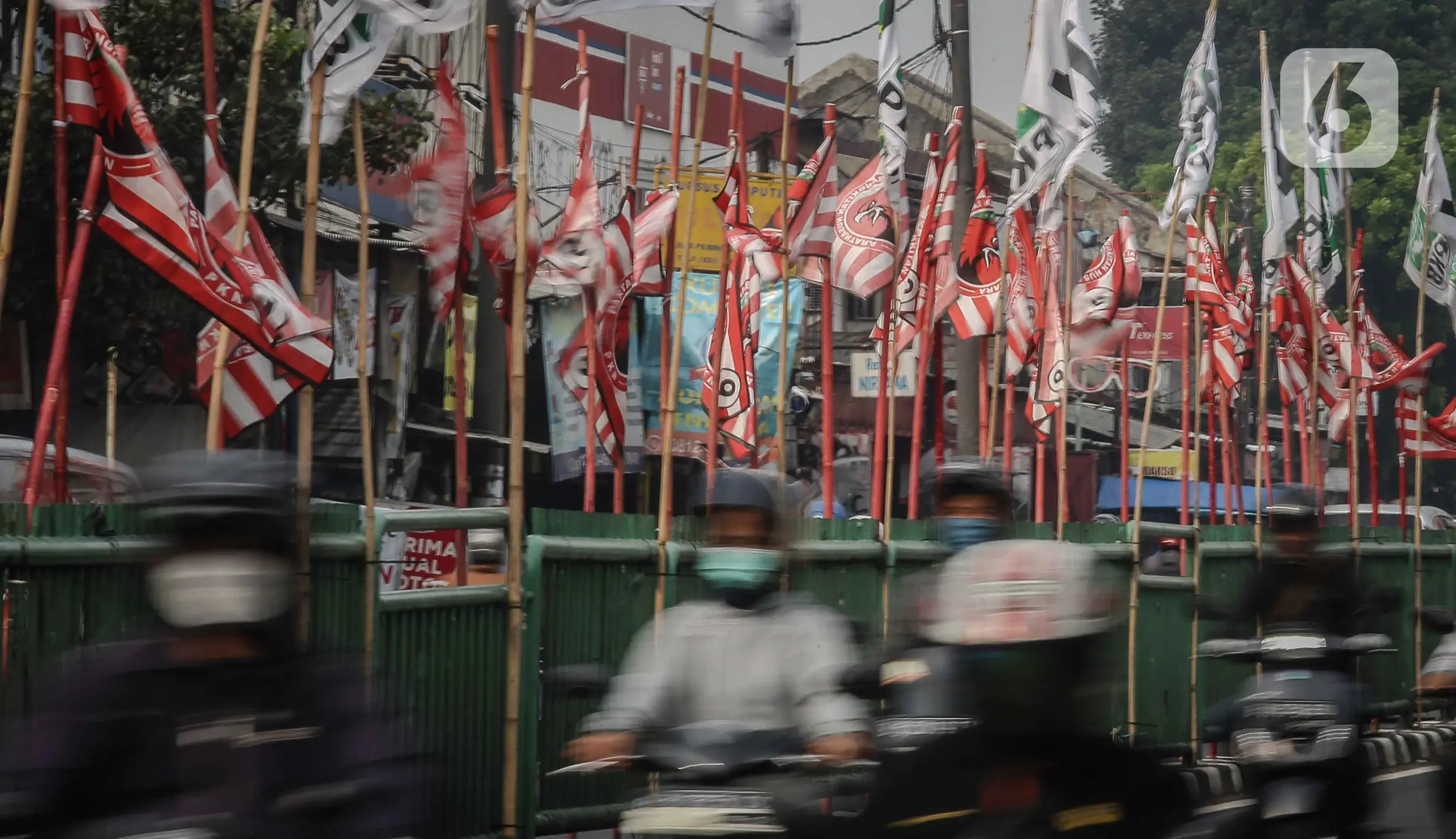 Kampanye Belum Dimulai, Atribut Parpol Kuasai Pagar Pembatas Jalan ...