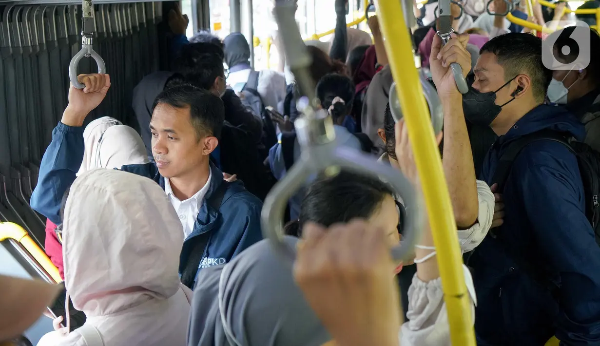 Potret Rabu Pertama Kebijakan ASN Pemprov Jakarta Wajib Gunakan Transportasi Umum - Foto ...